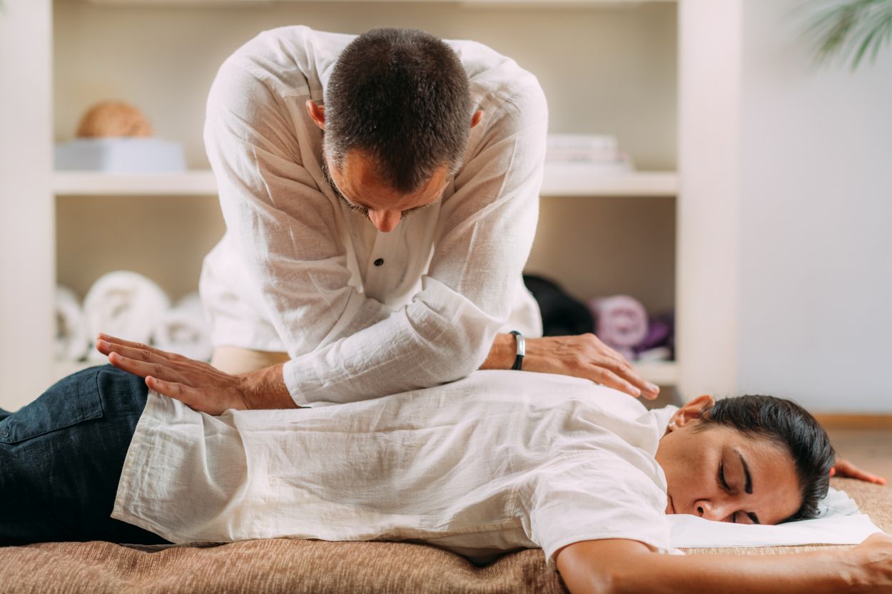 Japonská masáž Shiatsu: Zjistěte, jak probíhá a jaké má účinky ...